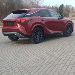 Красный Лексус RX 350h 2023 в Шяуляй, объемом двигателя 2.50 л и пробегом 31 тыс. км за 46500 €, фото 6 на AUTOMOTO.COM.LV