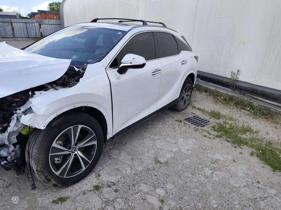 White Lexus RX 350h 2023 in Kaunas, with an engine capacity of 2.50 L and mileage of 26 thousand km for 26500 €, photo 4 on AUTOMOTO.COM.LV