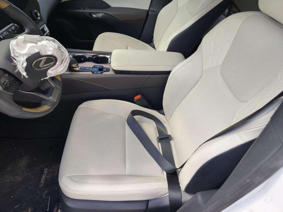 White Lexus RX 350h 2023 in Kaunas, with an engine capacity of 2.50 L and mileage of 26 thousand km for 26500 €, photo 13 on AUTOMOTO.COM.LV
