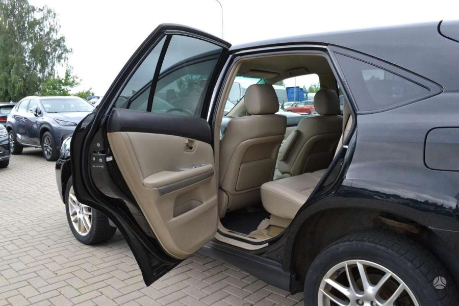 Black Lexus RX 400h 2006 in Vilnius, with an engine capacity of 3.31 L and mileage of 293 thousand km for 5500 €, photo 33 on AUTOMOTO.COM.LV