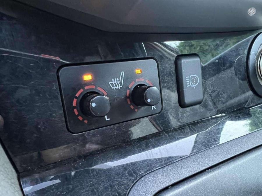 Black Lexus RX 400h 2008 in Vilnius, with an engine capacity of 3.30 L and mileage of 308 thousand km for 4500 €, photo 28 on AUTOMOTO.COM.LV