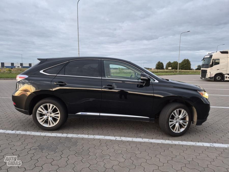 Black Lexus RX 450h 2011 in Trakai, with an engine capacity of 3.50 L and mileage of 415 thousand km for 11800 €, photo 6 on AUTOMOTO.COM.LV