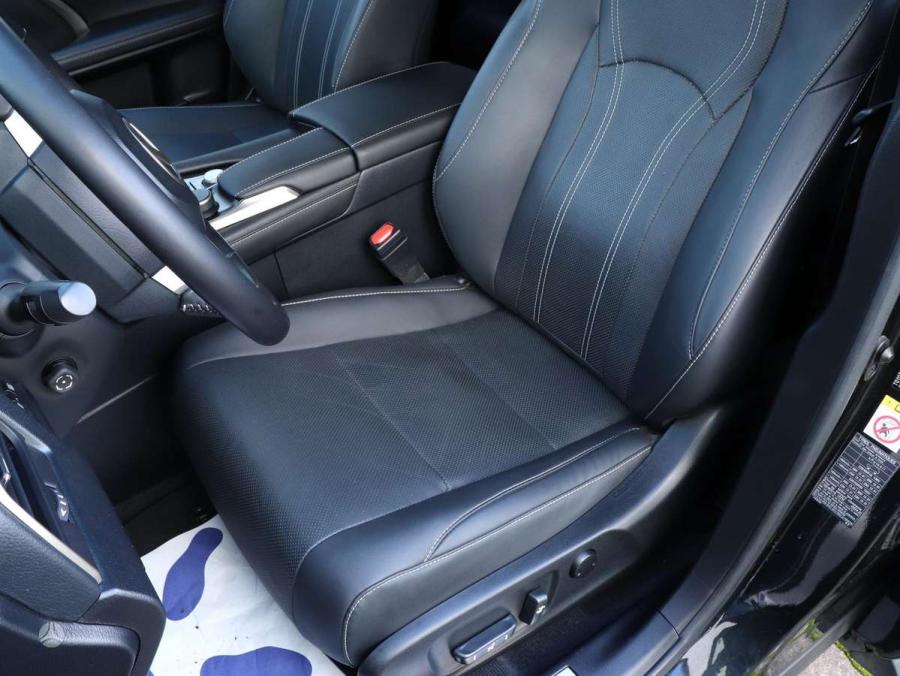 Black Lexus RX 450h 2017 in Daugavpils, with an engine capacity of 3.46 L and mileage of 213 thousand km for 25790 €, photo 12 on AUTOMOTO.COM.LV
