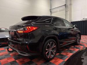 Black Lexus RX 450h 2018 in Vilnius, with an engine capacity of 3.46 L and mileage of 186 thousand km for 32500 €, photo 4 on AUTOMOTO.COM.LV