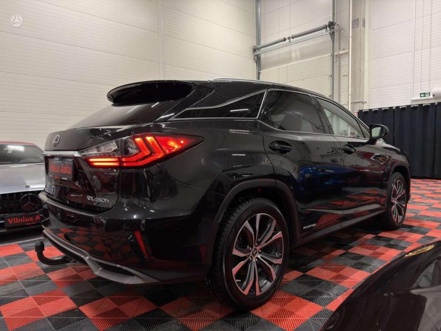 Black Lexus RX 450h 2018 in Vilnius, with an engine capacity of 3.46 L and mileage of 186 thousand km for 30980 €, photo 4 on AUTOMOTO.COM.LV