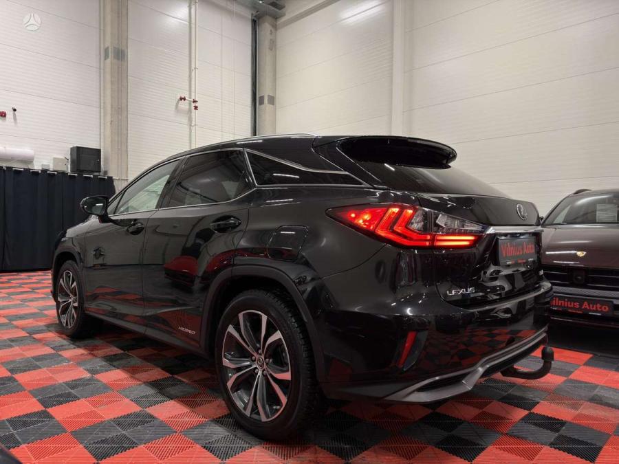 Black Lexus RX 450h 2018 in Vilnius, with an engine capacity of 3.46 L and mileage of 186 thousand km for 30980 €, photo 6 on AUTOMOTO.COM.LV