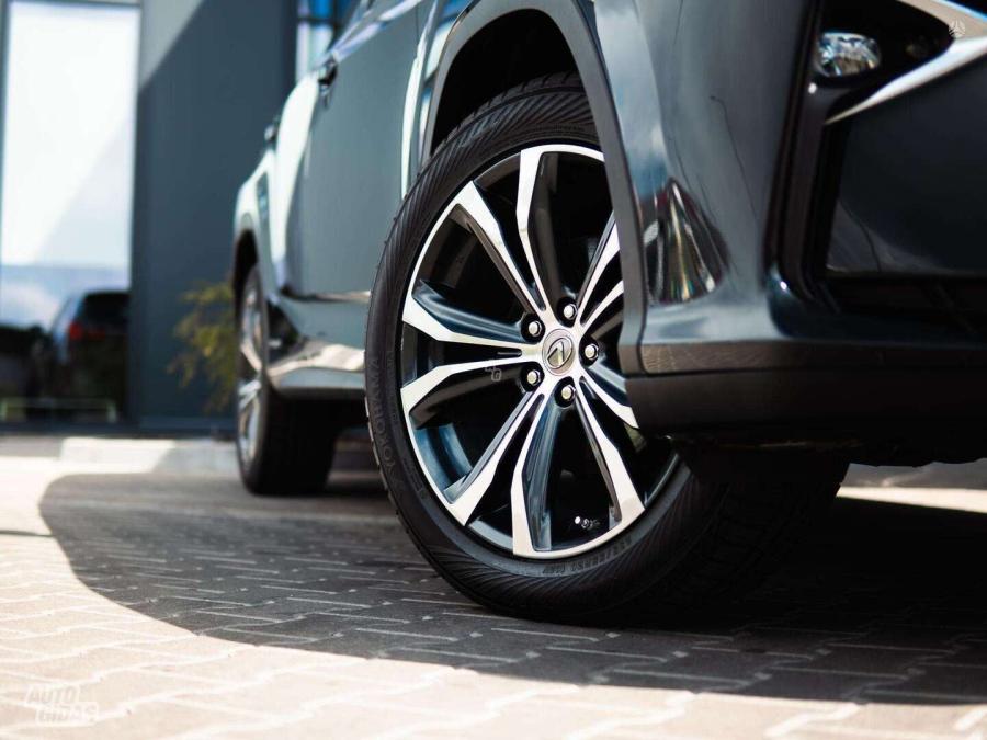 Black Lexus RX 450h 2018 in Marijampole, with an engine capacity of 3.50 L and mileage of 80 thousand km for 34950 €, photo 8 on AUTOMOTO.COM.LV