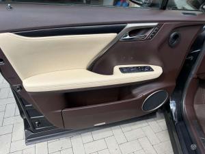 Melns Lexus RX 450h 2020 Viļņa, ar dzinēja tilpumu 3.50 L un nobraukumu 91 tūkst. km par 39930 €, foto 25 vietnē AUTOMOTO.COM.LV