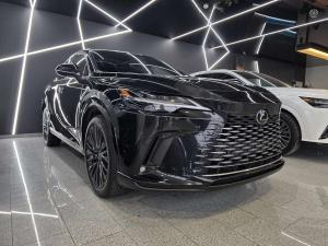 Melns Lexus RX 450h 2024 Šauļi, ar dzinēja tilpumu 2.49 L un nobraukumu 33 tūkst. km par 63950 €, foto  vietnē AUTOMOTO.COM.LV
