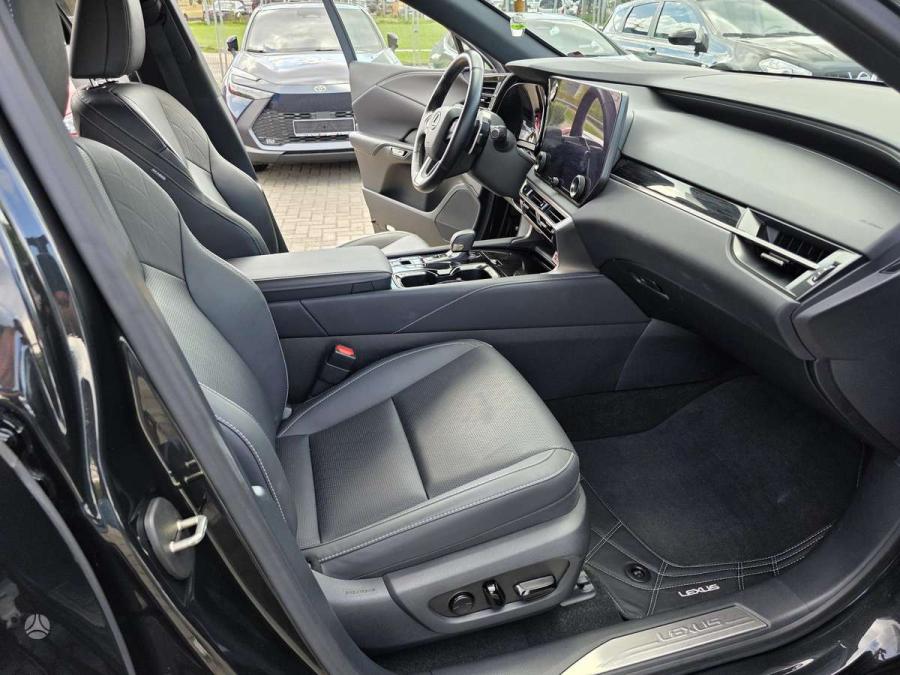 Melns Lexus RX 450h 2024 Viļņa, ar dzinēja tilpumu 2.49 L un nobraukumu 25 tūkst. km par 65900 €, foto 18 vietnē AUTOMOTO.COM.LV