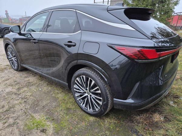 Melns Lexus RX 450h 2025 Viļņa, ar dzinēja tilpumu 2.50 L un nobraukumu 40 tūkst. km par 75990 €, foto 5 vietnē AUTOMOTO.COM.LV