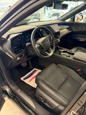 Melns Lexus RX 450h 2025 Viļņa, ar dzinēja tilpumu 2.49 L un nobraukumu 5 tūkst. km par 79900 €, foto 4 vietnē AUTOMOTO.COM.LV
