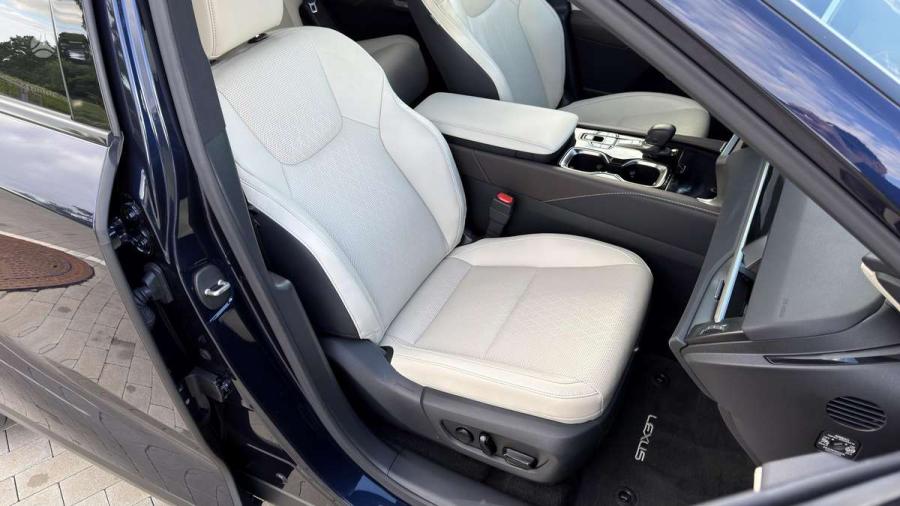 Blue Lexus RX 450h 2024 in Jonava, with an engine capacity of 2.49 L and mileage of 16 thousand km for 69700 €, photo 22 on AUTOMOTO.COM.LV