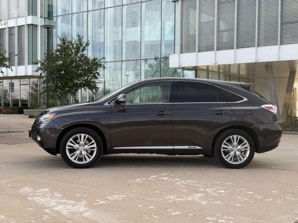 Lexus RX 450h 2010 in Vilnius on AUTOMOTO.COM.LV Brown Lexus RX 450h 2010 in Vilnius, with an engine capacity of 3.46 L and mileage of 161 thousand km for 12200 €, photo 3 on AUTOMOTO.COM.LV