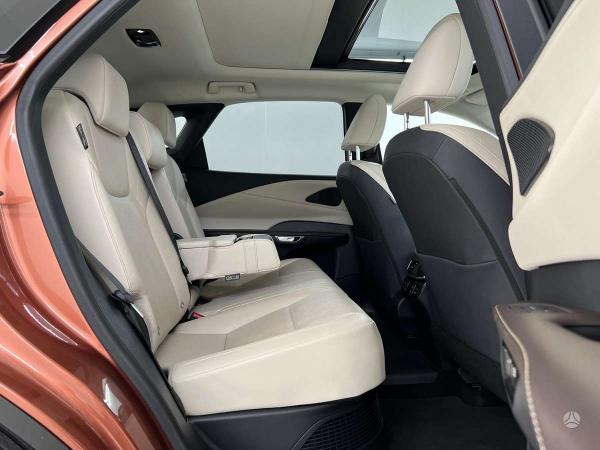 Brown Lexus RX 450h 2023 in Vilnius, with an engine capacity of 2.49 L and mileage of 128 thousand km for 64980 €, photo 7 on AUTOMOTO.COM.LV
