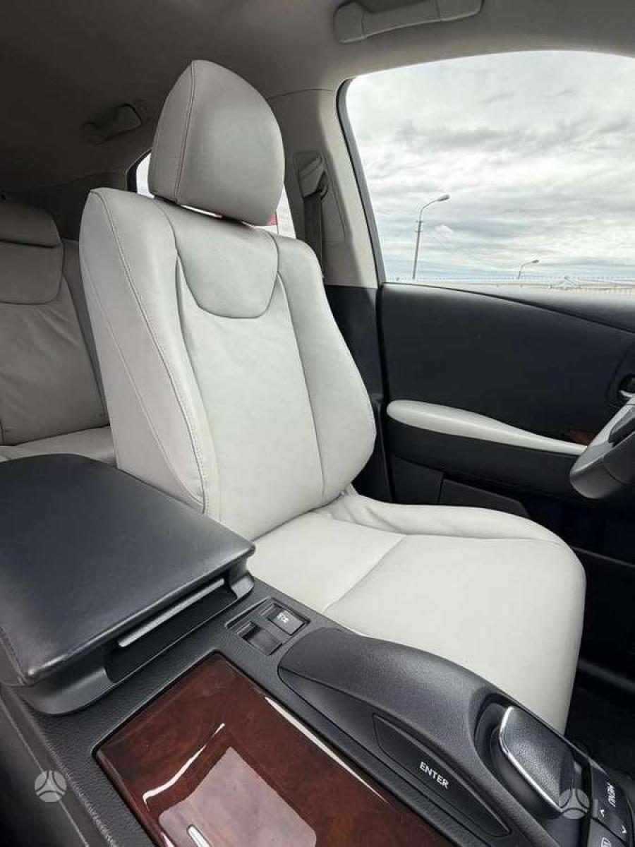 Lexus RX 450h 2011 in Siauliai, with an engine capacity of 3.50 L and mileage of 240 thousand km for 13999 €, photo 28 on AUTOMOTO.COM.LV