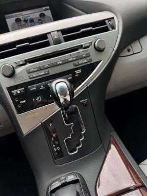 Pelēks Lexus RX 450h 2009 Alīta, ar dzinēja tilpumu 3.50 L un nobraukumu 230 tūkst. km par 12400 €, foto 16 vietnē AUTOMOTO.COM.LV
