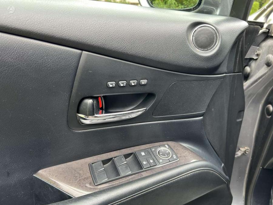 Pelēks Lexus RX 450h 2011 Viļņa, ar dzinēja tilpumu 3.30 L un nobraukumu 241 tūkst. km par 11600 €, foto 12 vietnē AUTOMOTO.COM.LV