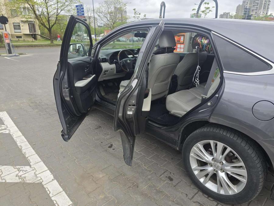 Grey Lexus RX 450h 2013 in Vilnius, with an engine capacity of 3.46 L and mileage of 180 thousand km for 12999 €, photo 9 on AUTOMOTO.COM.LV