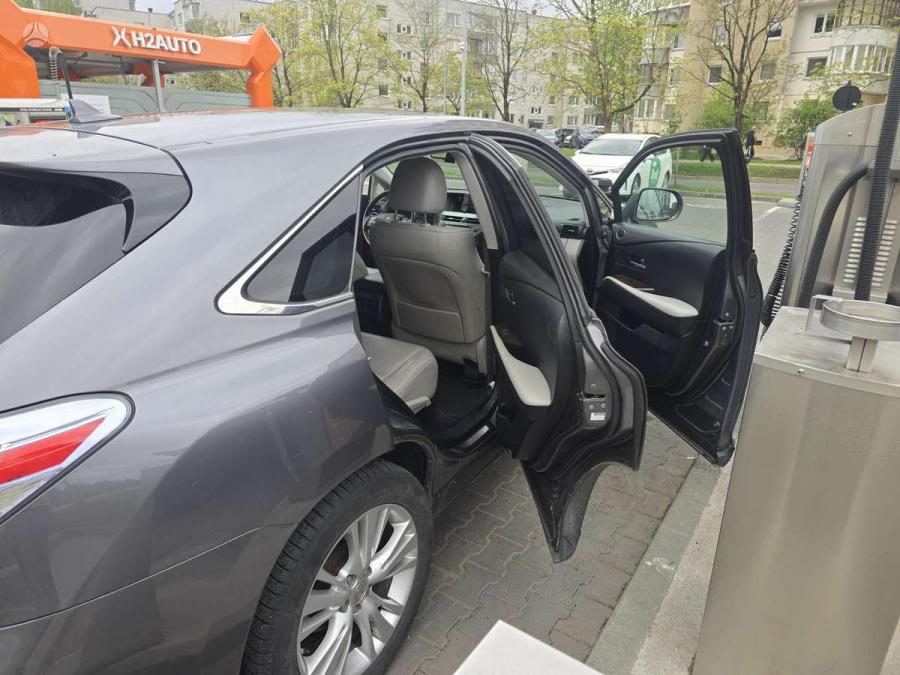 Grey Lexus RX 450h 2013 in Vilnius, with an engine capacity of 3.46 L and mileage of 180 thousand km for 12999 €, photo 13 on AUTOMOTO.COM.LV