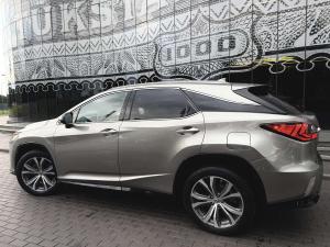 Pelēks Lexus RX 450h 2017 Kauņa, ar dzinēja tilpumu 3.46 L un nobraukumu 85 tūkst. km par 28800 €, foto 5 vietnē AUTOMOTO.COM.LV