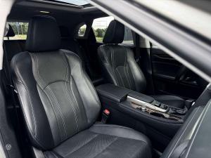 Pelēks Lexus RX 450h 2017 Kauņa, ar dzinēja tilpumu 3.46 L un nobraukumu 85 tūkst. km par 28800 €, foto 16 vietnē AUTOMOTO.COM.LV