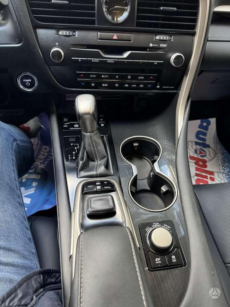 Pelēks Lexus RX 450h 2018 Viļņa, ar dzinēja tilpumu 3.46 L un nobraukumu 220 tūkst. km par 27490 €, foto 24 vietnē AUTOMOTO.COM.LV