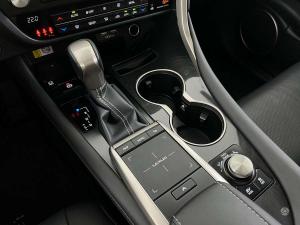 Pelēks Lexus RX 450h 2021 Viļņa, ar dzinēja tilpumu 3.46 L un nobraukumu 65 tūkst. km par 45900 €, foto 26 vietnē AUTOMOTO.COM.LV