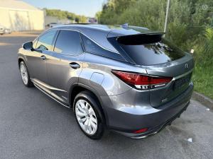 Grey Lexus RX 450h 2021 in Vilnius, with an engine capacity of 3.50 L and mileage of 30 thousand km for 38900 €, photo 9 on AUTOMOTO.COM.LV