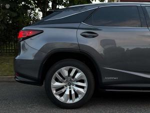 Pelēks Lexus RX 450h 2022 Viļņa, ar dzinēja tilpumu 3.50 L un nobraukumu 29 tūkst. km par 39450 €, foto 24 vietnē AUTOMOTO.COM.LV