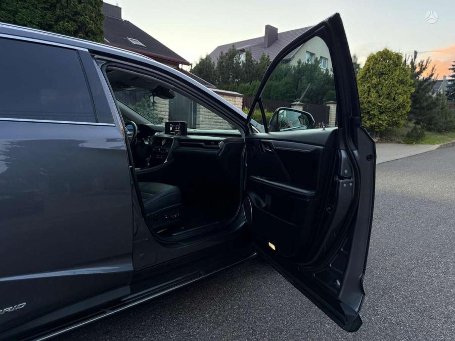 Pelēks Lexus RX 450h 2022 Viļņa, ar dzinēja tilpumu 3.50 L un nobraukumu 29 tūkst. km par 39450 €, foto 40 vietnē AUTOMOTO.COM.LV