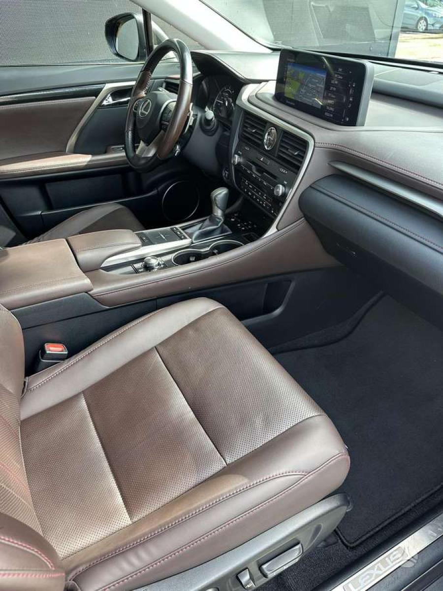 Pelēks Lexus RX 450h 2022 Klaipėda, ar dzinēja tilpumu 3.46 L un nobraukumu 133 tūkst. km par 42800 €, foto 10 vietnē AUTOMOTO.COM.LV