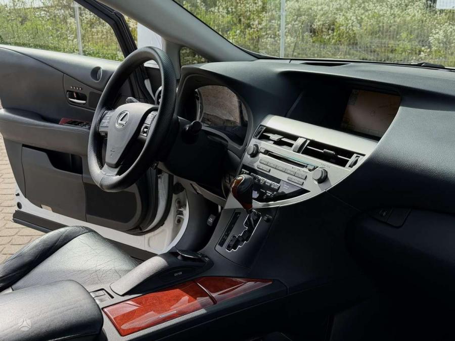 Balts Lexus RX 450h 2009 Tauragė, ar dzinēja tilpumu 3.50 L un nobraukumu 313 tūkst. km par 10400 €, foto 49 vietnē AUTOMOTO.COM.LV