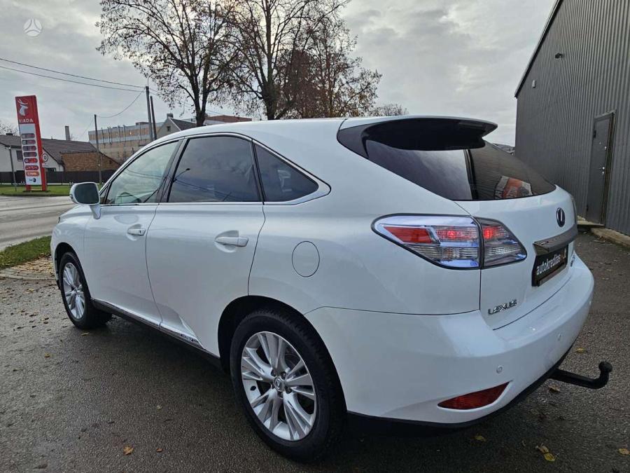 White Lexus RX 450h 2010 in Siauliai, with an engine capacity of 3.50 L and mileage of 249 thousand km for 11950 €, photo 5 on AUTOMOTO.COM.LV