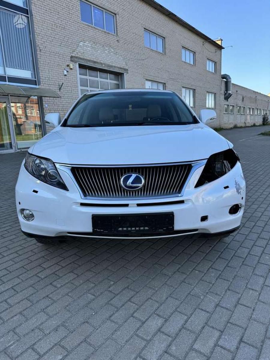 White Lexus RX 450h 2010 in Siauliai, with an engine capacity of 3.50 L and mileage of 230 thousand km for 8250 €, photo 3 on AUTOMOTO.COM.LV
