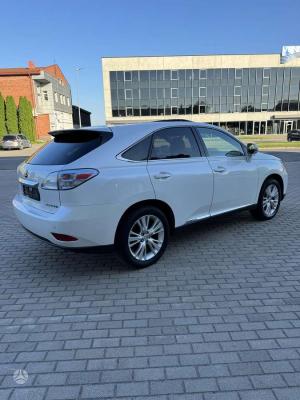 White Lexus RX 450h 2010 in Siauliai, with an engine capacity of 3.50 L and mileage of 230 thousand km for 8250 €, photo 5 on AUTOMOTO.COM.LV