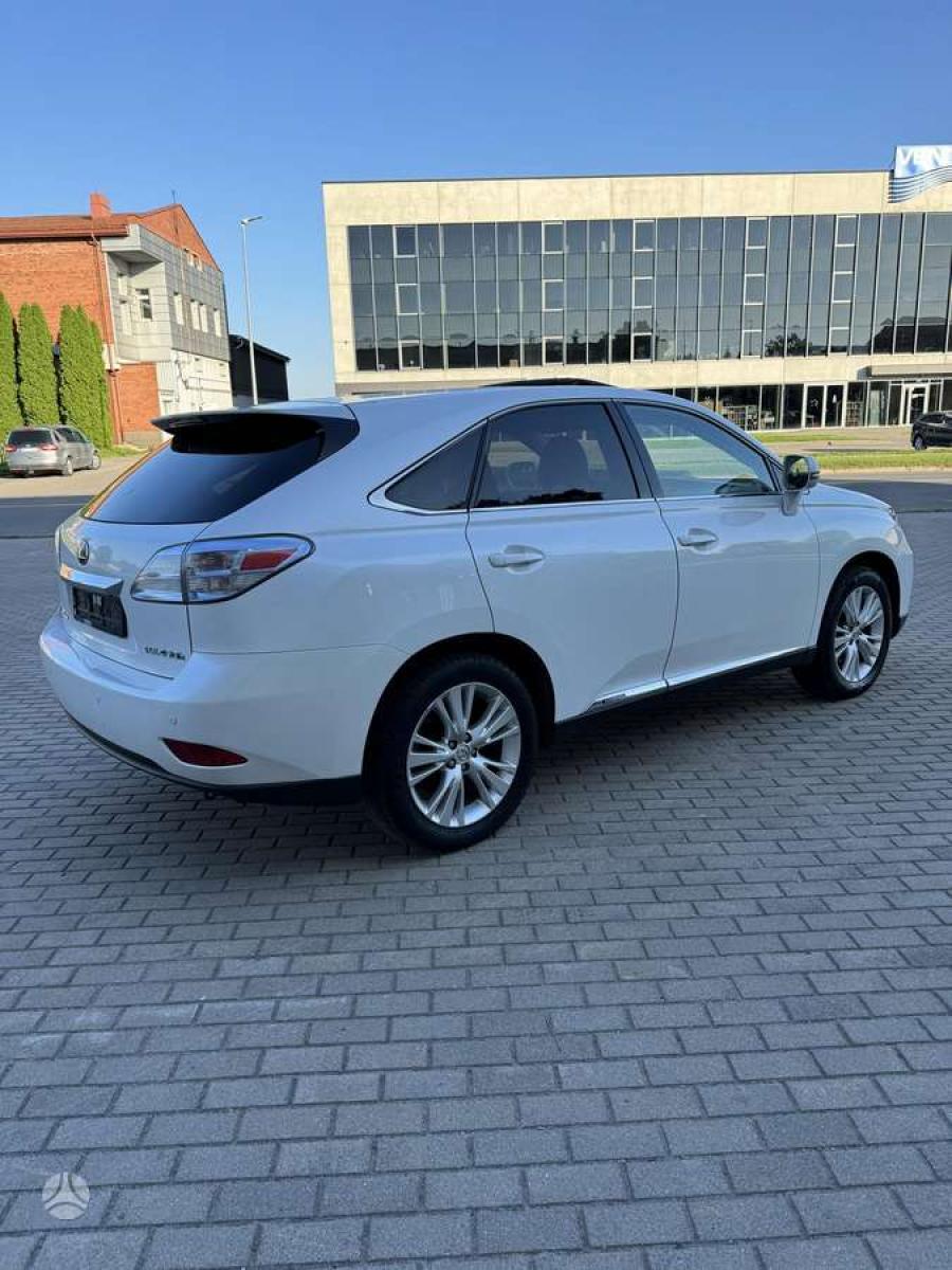 White Lexus RX 450h 2010 in Siauliai, with an engine capacity of 3.50 L and mileage of 230 thousand km for 8250 €, photo 5 on AUTOMOTO.COM.LV