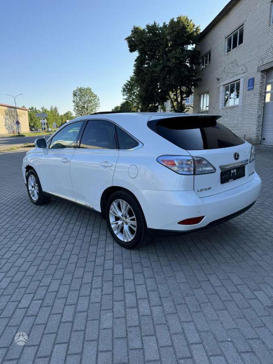 White Lexus RX 450h 2010 in Siauliai, with an engine capacity of 3.50 L and mileage of 230 thousand km for 8250 €, photo 7 on AUTOMOTO.COM.LV