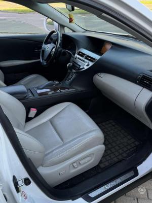 White Lexus RX 450h 2010 in Siauliai, with an engine capacity of 3.50 L and mileage of 230 thousand km for 8250 €, photo 8 on AUTOMOTO.COM.LV