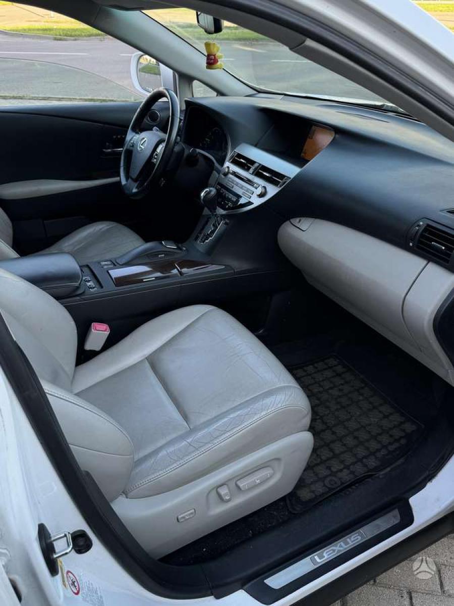 White Lexus RX 450h 2010 in Siauliai, with an engine capacity of 3.50 L and mileage of 230 thousand km for 8250 €, photo 8 on AUTOMOTO.COM.LV