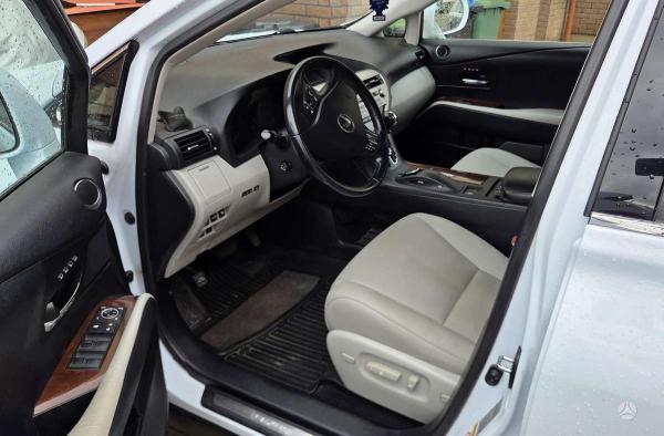 Balts Lexus RX 450h 2010 Viļņa, ar dzinēja tilpumu 3.50 L un nobraukumu 350 tūkst. km par 8999 €, foto 7 vietnē AUTOMOTO.COM.LV