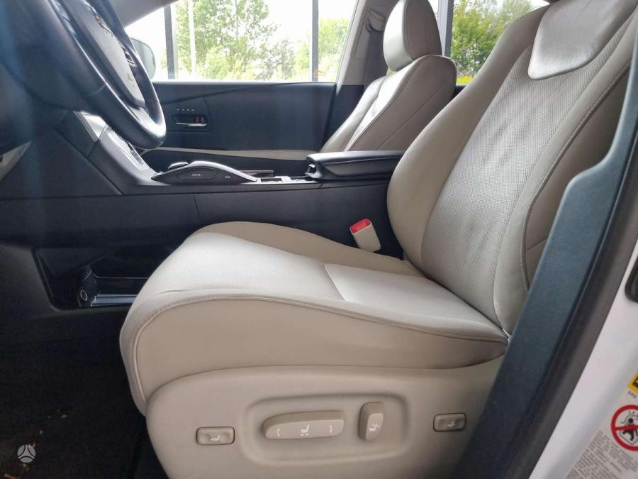 White Lexus RX 450h 2012 in Vilnius, with an engine capacity of 3.46 L and mileage of 298 thousand km for 11700 €, photo 16 on AUTOMOTO.COM.LV