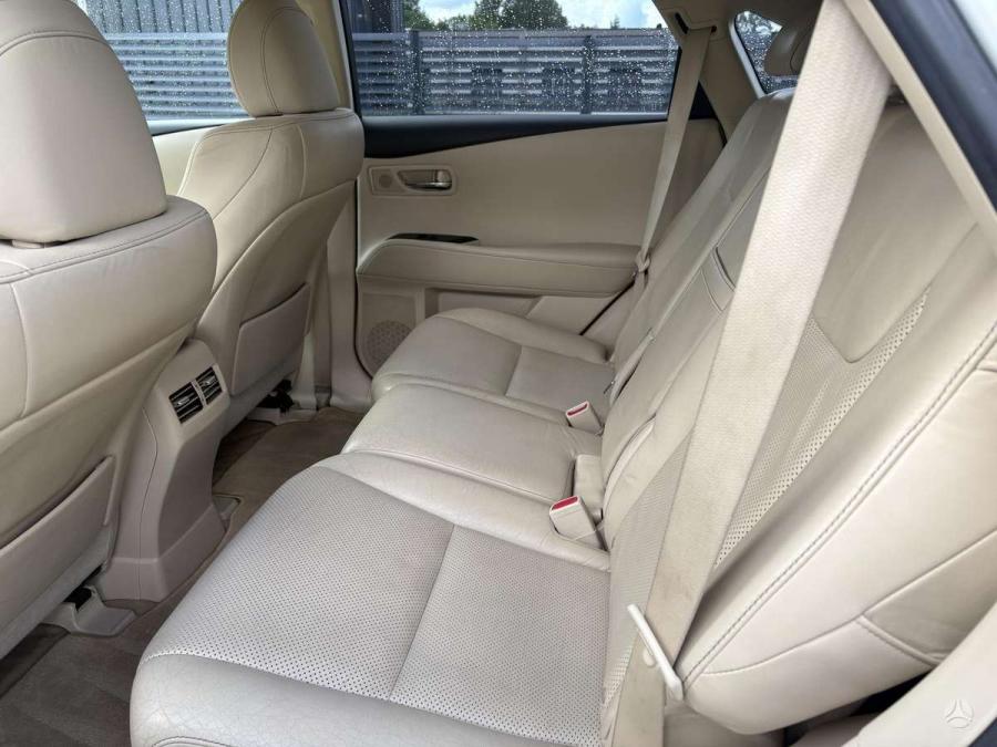 White Lexus RX 450h 2012 in Vilnius, with an engine capacity of 3.46 L and mileage of 263 thousand km for 14300 €, photo 18 on AUTOMOTO.COM.LV