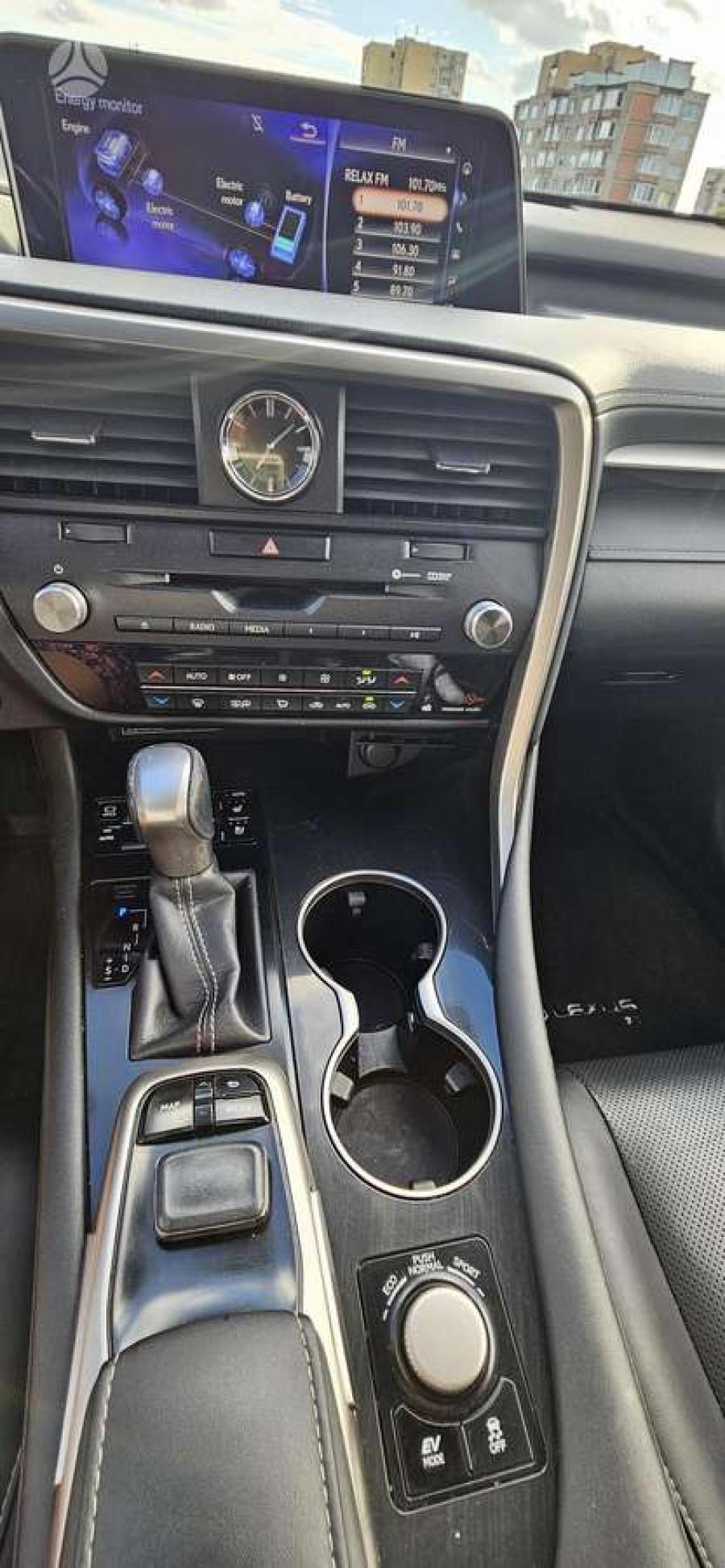 White Lexus RX 450h 2016 in Siauliai, with an engine capacity of 3.46 L and mileage of 261 thousand km for 23900 €, photo 9 on AUTOMOTO.COM.LV