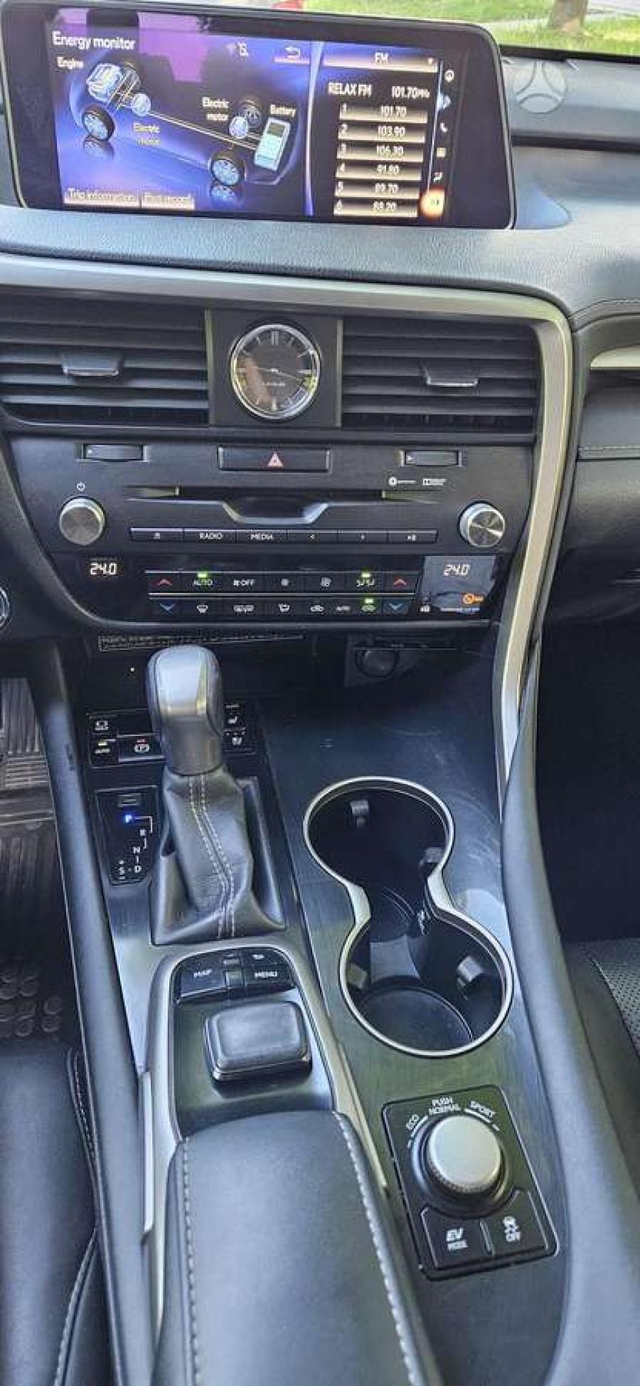 White Lexus RX 450h 2016 in Siauliai, with an engine capacity of 3.46 L and mileage of 261 thousand km for 23900 €, photo 10 on AUTOMOTO.COM.LV
