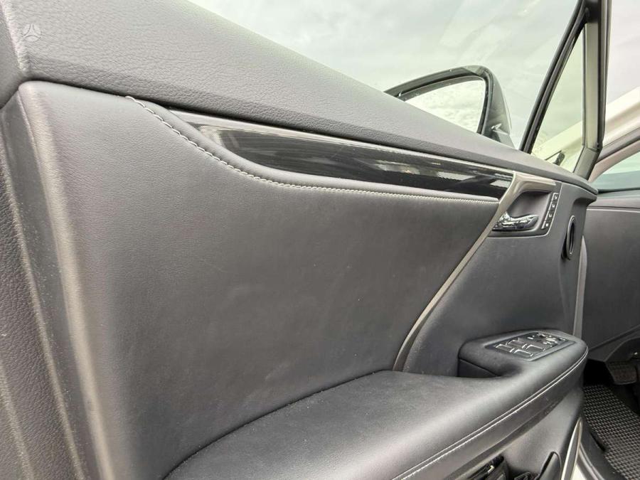 White Lexus RX 450h 2017 in Vilnius, with an engine capacity of 3.46 L and mileage of 93 thousand km for 30300 €, photo 28 on AUTOMOTO.COM.LV