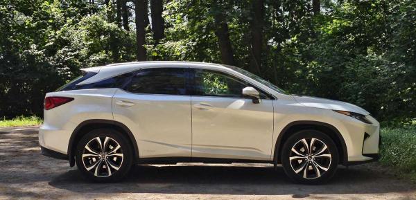 White Lexus RX 450h 2018 in Kaunas, with an engine capacity of 3.46 L and mileage of 265 thousand km for 28900 €, photo 3 on AUTOMOTO.COM.LV