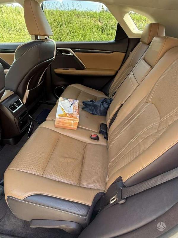 White Lexus RX 450h 2019 in Vilnius, with an engine capacity of 3.46 L and mileage of 267 thousand km for 32500 €, photo 7 on AUTOMOTO.COM.LV