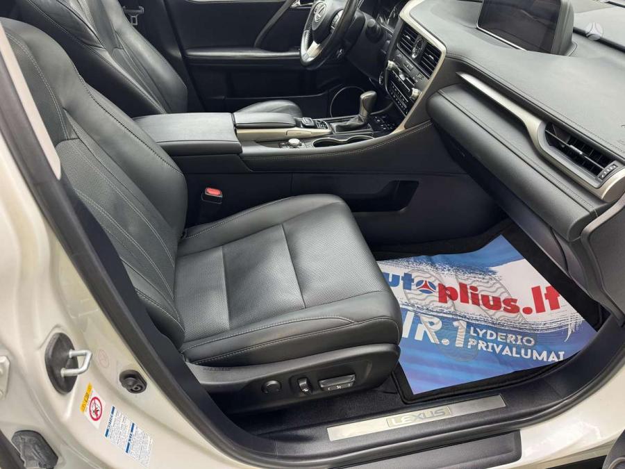 White Lexus RX 450h 2019 in Vilnius, with an engine capacity of 3.46 L and mileage of 347 thousand km for 23700 €, photo 17 on AUTOMOTO.COM.LV