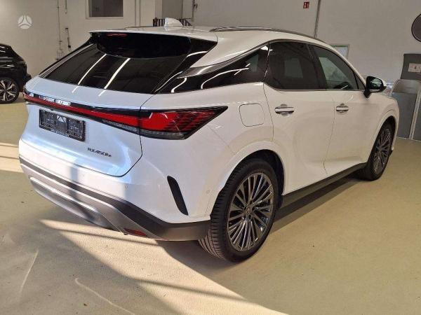 White Lexus RX 450h 2023 in Vilnius, with an engine capacity of 2.49 L and mileage of 44 thousand km for 55999 €, photo 5 on AUTOMOTO.COM.LV